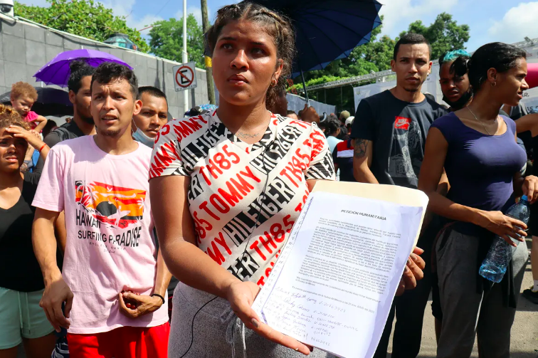 ICE prepara una nueva tarjeta de identificación para los migrantes ...