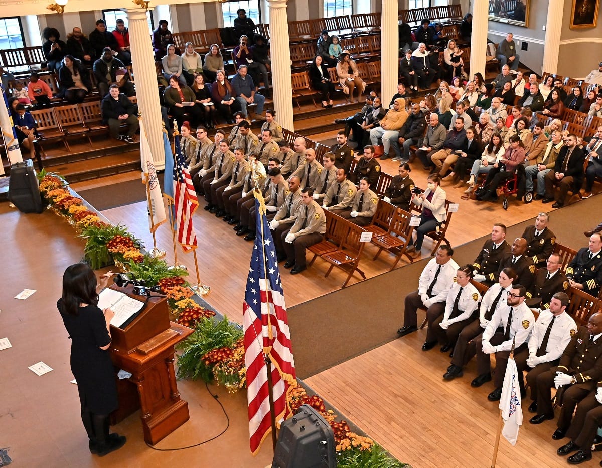 Alcaldesa Wu, la Dra. Bisola y James Hooley celebran la graduación de ...