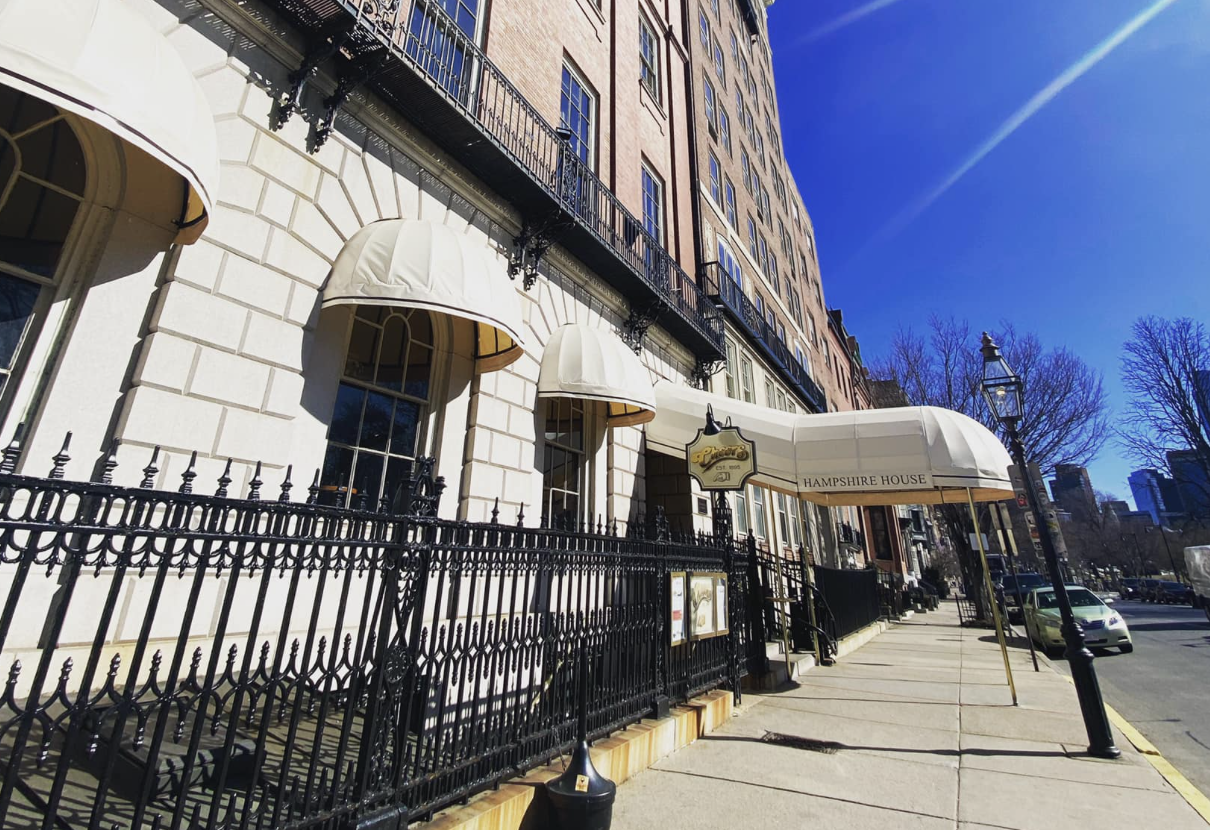 Rinden homenaje al actor de "Cheers" en el bar emblemático de Beacon Hill